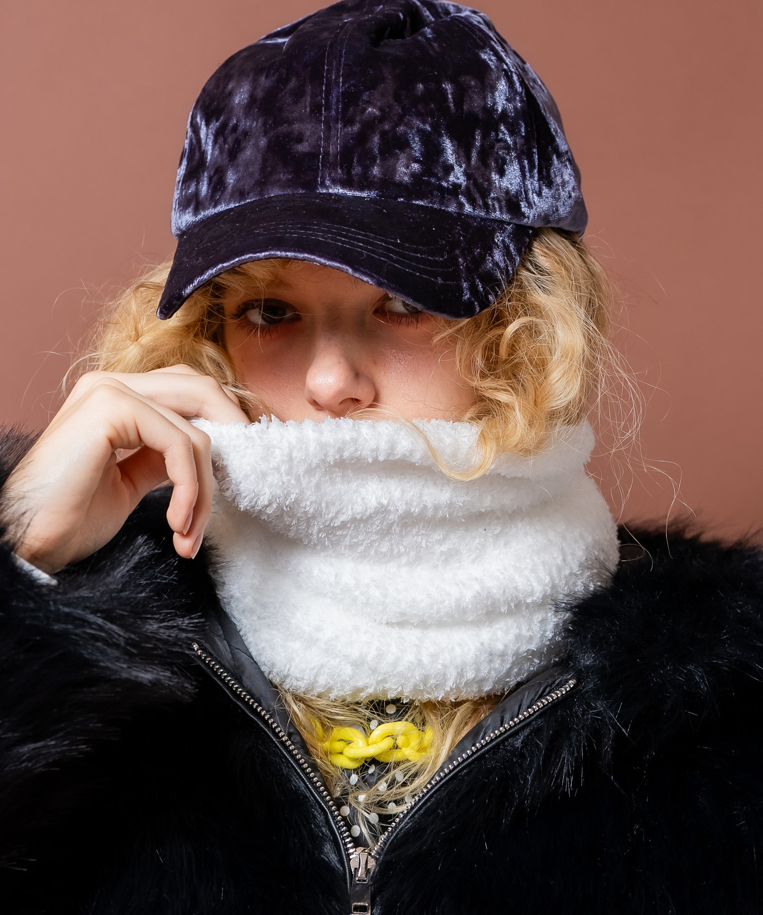 パイルファーニットネックウォーマー / ユニセックス シャギー スヌードクラシックな防寒アクセサリーのネックウォーマー。サクっと被って首回りにボリュームをもたせてくれるアイテムとして、防寒性はもちろん90s、Y2Kなどレトロなスタイルのトレ...