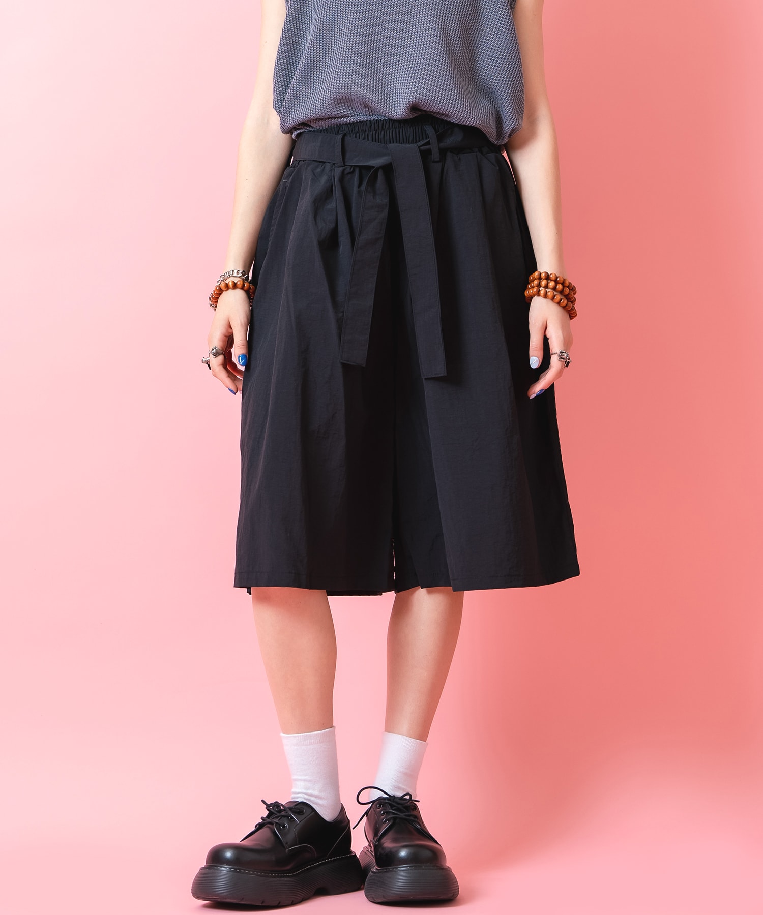 コードロングベルトマットポリスーパーワイドハーフパンツ / メンズ レディース ユニセックス イージー ショートパンツ オーバーサイズ定番ボトムスのハーフパンツ/ショートパンツスタイル。ゴムリブウエスト＆ドローコードのイージーパンツギミック...