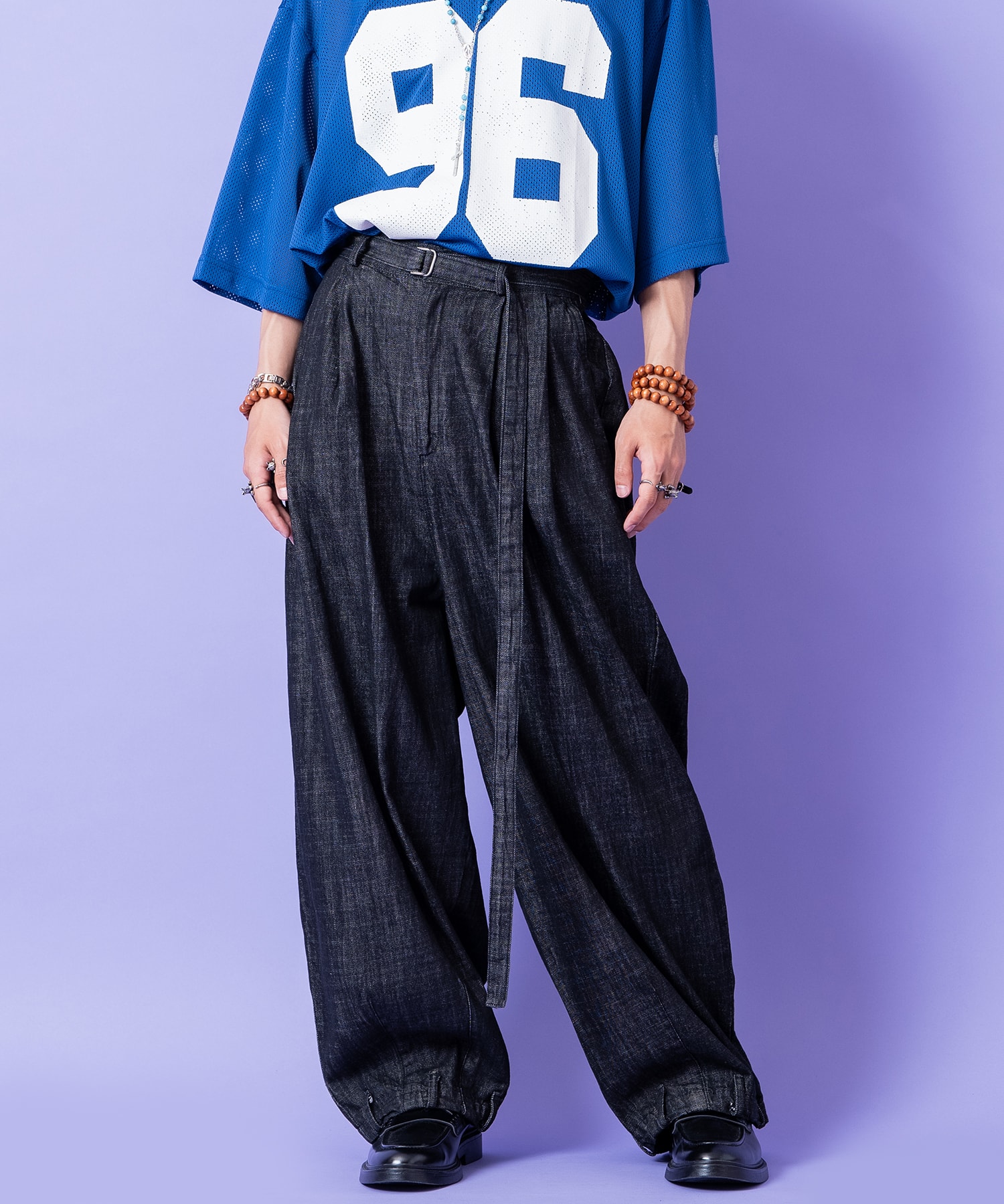 ベルトループ裾&ロングベルトウエストドレープタックバルーンデニムパンツ / ジーンズ メンズ レディース ユニセックス ワイドレトロな雰囲気とY2K、90sやアメカジ、古着ミックススタイルなどの台頭で注目のデニムパンツ/ジーンズスタイル。ワ...