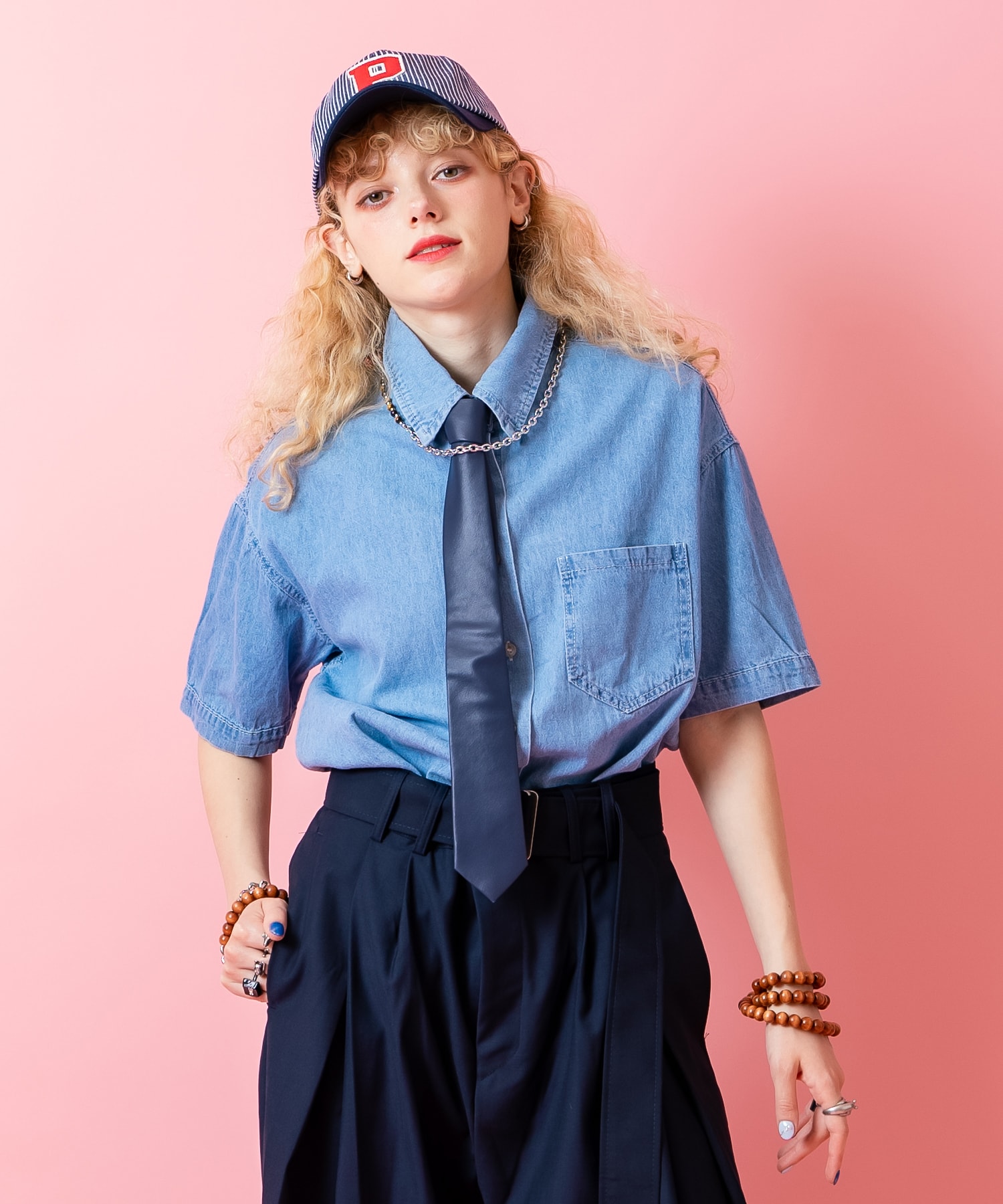 オーバーサイズ＆ショート丈デニムシャツ / 半袖 レディース メンズ ユニセックス 無地 シンプル ヴィンテージテイスト 胸ポケット定番の半袖シャツ/ブラウス。90s、Y2K、古着ミックススタイルなどの流れからもレトロな空気感が印象的なデニ...