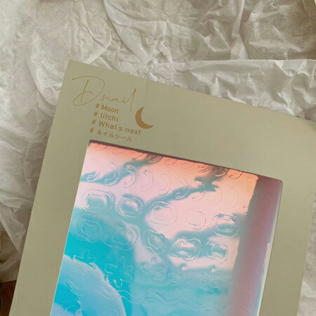 商品説明 商品特徴 人気のオーロラフィルムシールが登場。 粘着力強い素材を使って、はがれにくいです。 氷ネイルが簡単に仕上がります。（2種型開展) 【品番・カラー】（Mix） 容量 1枚 約75mm×約55mm