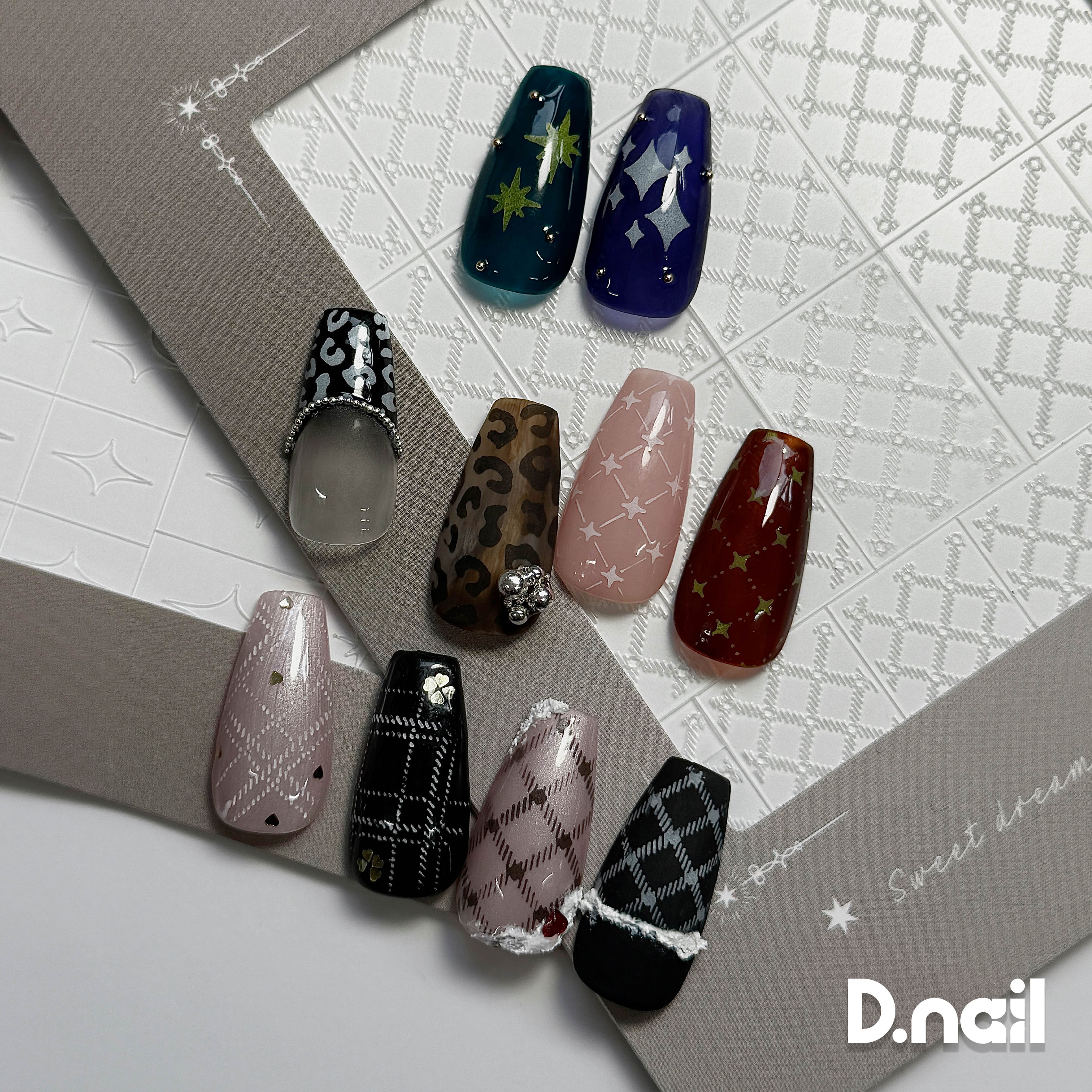 商品名 D.nail ホッピングシール　13種類 内容量 1枚 商品説明 ホッピングジェルやエアブラシアートのクオリティを高めるマスキングテープ。 くり抜きシールやステンシルと組み合わせることで、複雑なデザインや繊細なアートも思いのまま。ア...
