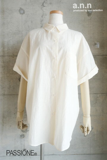 パシオーネ(PASSIONE) ゆったりとしたサイズ感のロールアップスリーブシャツ。 サラッとした素材で涼しく着ていただける一枚です。 ＊SALE品の返品、交換、キャンセルはご遠慮いただいております。ご了承の上、ご注文いただきます様、お願い...