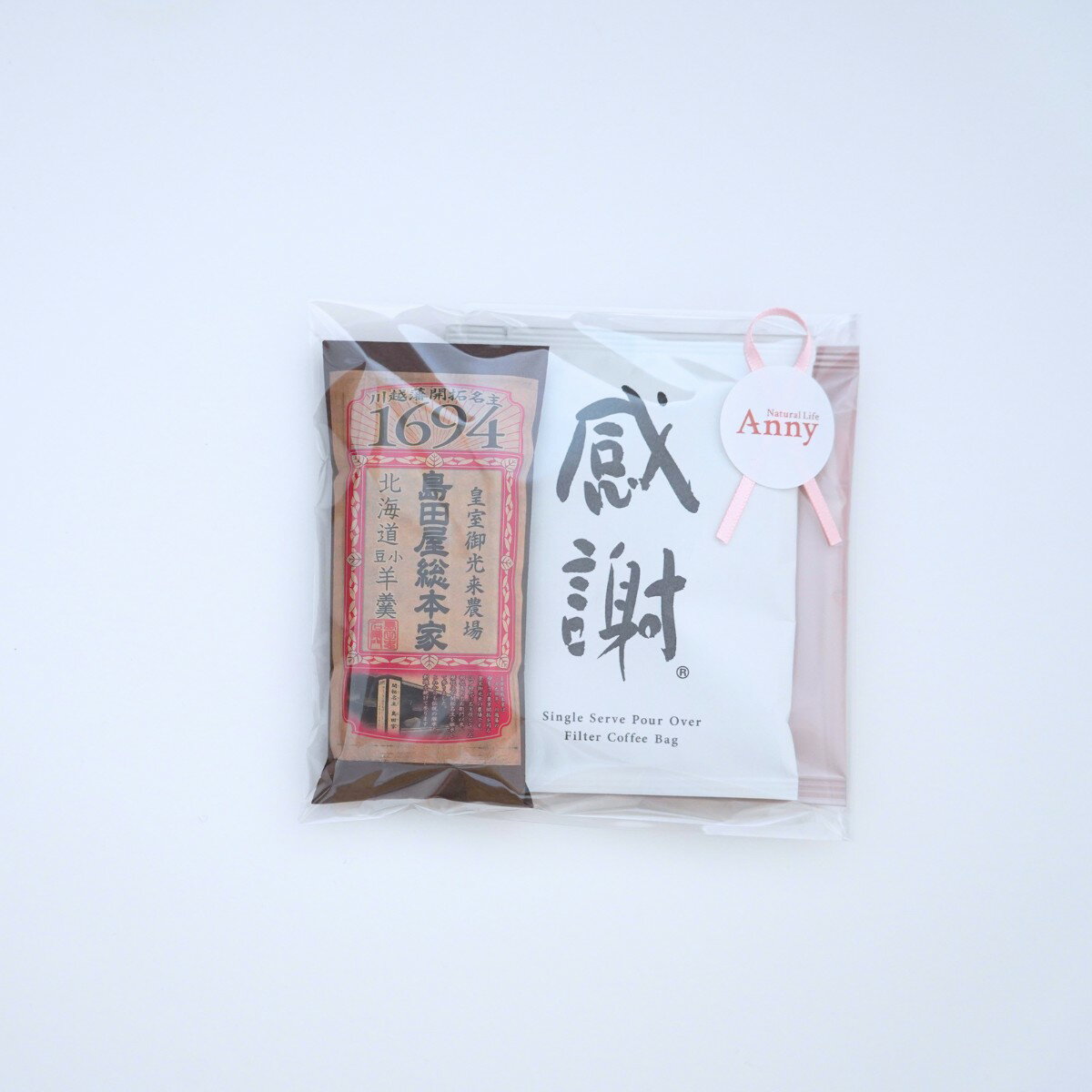 「ありがとう」をさりげなく伝えたいときに。 感謝シリーズ2袋と島田屋総本家の羊羹をセットにした、 気軽に贈れるプチギフトです。 内容 島田屋総本家 羊羹 1袋（1本） 感謝珈琲・緑茶・紅茶の中から2種 賞味期限 30日以上 保存方法 未開封...
