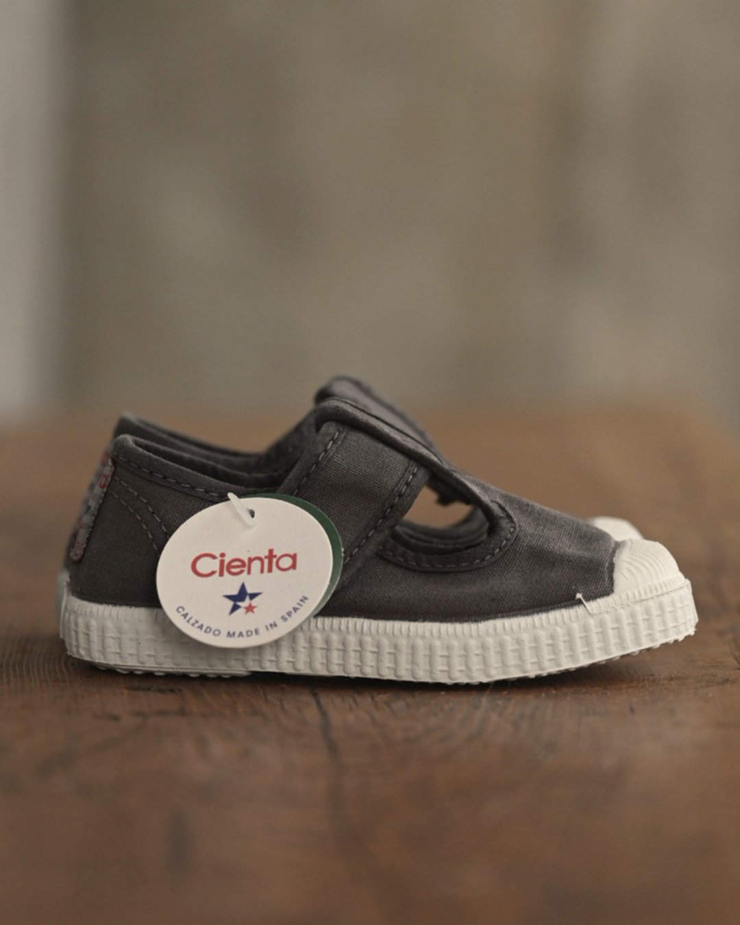 商品説明 Cienta（シエンタ）Tストラップシューズ｜洗える・歩きやすい・足に優しいキッズシューズ 足元にさりげない愛らしさをプラスしてくれる、Cienta（シエンタ）のTストラップシューズ。スペイン製オーガニックキャンバスを使ったシンプ...