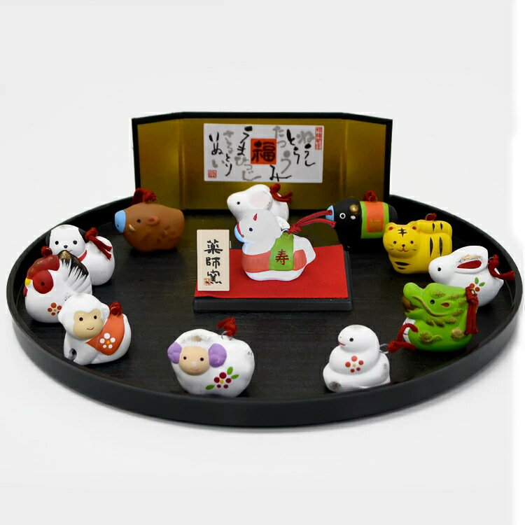 　　　　　　　　　　 お正月飾りに。玄関やリビングなどにお飾り下さい。 かわいらしい十二支達と一緒に新年を迎えてください。 お盆の真ん中に台座を置き、上に赤もうせんを敷きます。その上にその年の動物を置いて飾ってください。動物を移動するだけで...