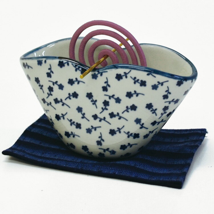 　　　　　　 　　　　　 　　　　　 　 うずまき香専用美濃焼の香皿です。花小紋は和風古典柄の落ち着いた雰囲気に仕上げたデザインです。どんな方にも好まれますので、 ご自分用だけでなく、プレゼント用にもお勧めです。香立以外に、小花を入れる花瓶...