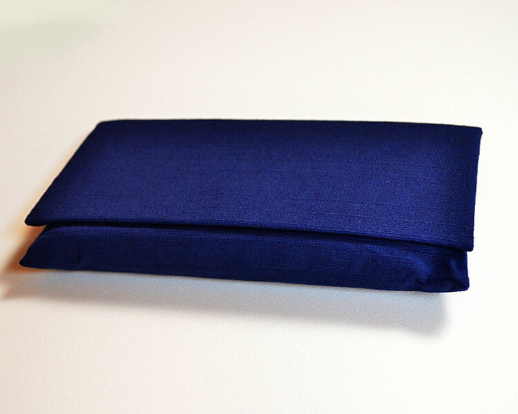 葬儀や法要、お彼岸やお盆などの墓参に欠かせないのが数珠です。大切な数珠を携帯するのに、そのままでは、傷や汚れの原因になります。柔らか素材の使い勝手のよい紬の念珠入れをお薦め致します。大きめサイズなので、男性用など珠の大きい数珠向きです。 商...