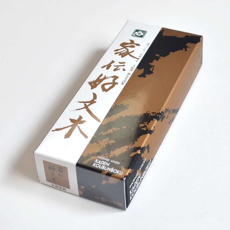 原料にこだわり続け350年。世界中から厳選された天然香料を使った梅栄堂の代表作「好文木」。門外不出の秘伝の調合により、丹念込めて作られたお線香は多くの方に愛されています。 大変希少な天然極上沈香、白檀をはじめ20種の天然原料を、梅栄堂に伝わ...