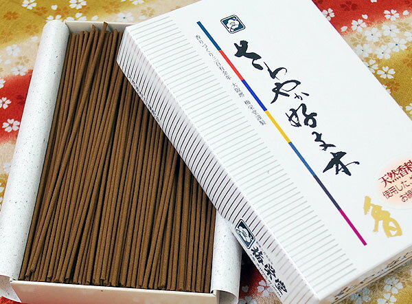 原料にこだわり続け350年。世界中から厳選された天然香料を使った梅栄堂の代表作「好文木」。門外不出の秘伝の調合により、丹念込めて作られたお線香は多くの方に愛されています。 原料は厳選された天然香料をふんだんに調合。伝統ある好文木の気品をその...