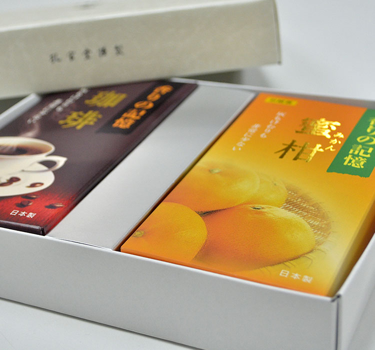 あのころの思い出が、香りとともによみがえり、 故人を偲ぶ気持ちを大切にしたい。 こころを伝えるひとときを香りとともにお過ごしください。 そんなコンセプトでできた「香りの記憶シリーズ」。 「珈琲の香り」「蜜柑の香り」 2つの香りをセットにした...