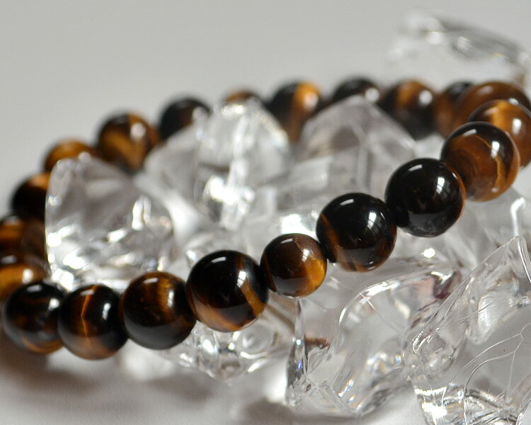 　　　　　　　　　　 一番身近な仏具は数珠です。数珠は、本来108個の「主珠」で構成されています。 人間には百八の煩悩（ぼんのう）があると言われていますが、 珠のひとつひとつに百八の煩悩を司る仏様がいると言われています。 中心になる「親珠」...