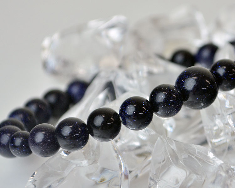 　　　　　　　　　　 一番身近な仏具は数珠です。数珠は、本来108個の「主珠」で構成されています。 人間には百八の煩悩（ぼんのう）があると言われていますが、 珠のひとつひとつに百八の煩悩を司る仏様がいると言われています。 中心になる「親珠」...