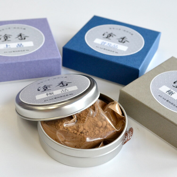 　　　　 　　　　　　　　　　　　　　　　 “清め”のための香として手などに塗りこんで使用する極細粉末です。缶入りなので、持ち運びにも便利です。香りは3種類ございます。すべて在庫限りとなります。 商品名　： 　薫物屋香楽 塗香 　極品・上品...