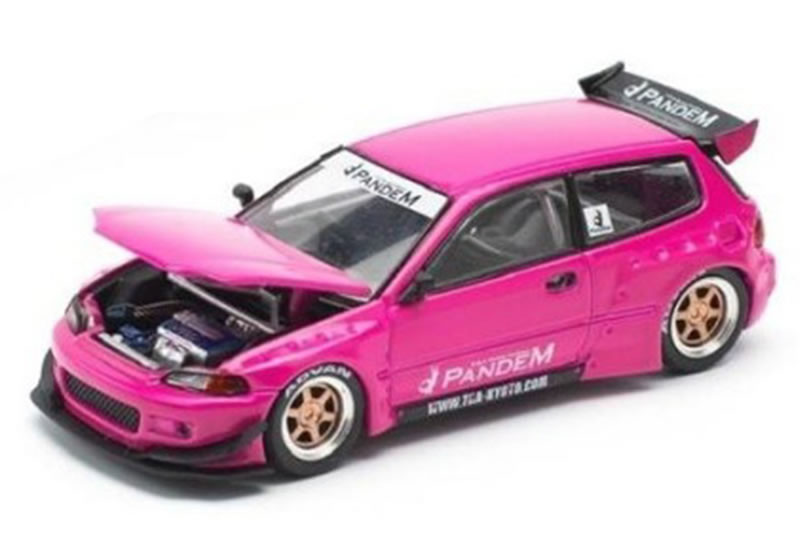 Pop Race x Enigmaのコラボレーションによる「Pandem Civic EG6 - Pink」が、ブリスターバック仕様で登場！ HondaのJTCシビックを忠実に再現したボディには、開閉可能なエンジンフードギミックを搭載。 市...