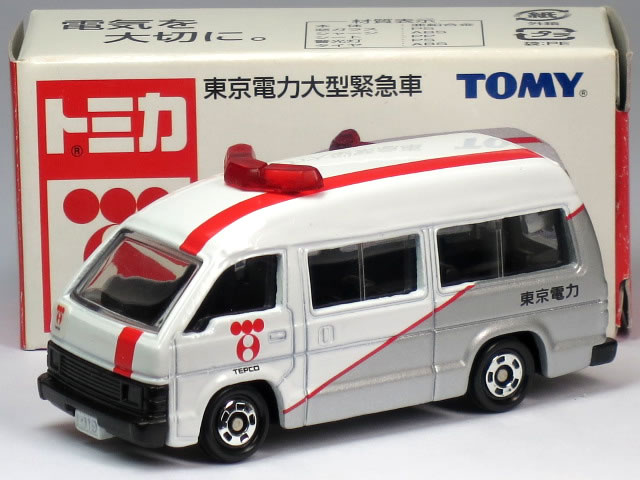 対象年齢 3歳以上 【材質】 本体：亜鉛合金 窓ガラス：PS シート：PP シャシー/タイヤ：ABS 発売元 : 日産自動車株式会社