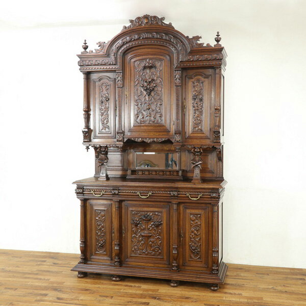 Powered by EC-UP扉部分には植物をモチーフとした彫刻。 下を向いているのは薔薇だろうか。 品番 63622 品名 アンリ2世様式 キャビネット 国 フランス 材質 オーク材 年代 1880年頃 サイズ 横幅：152cm　奥行：...