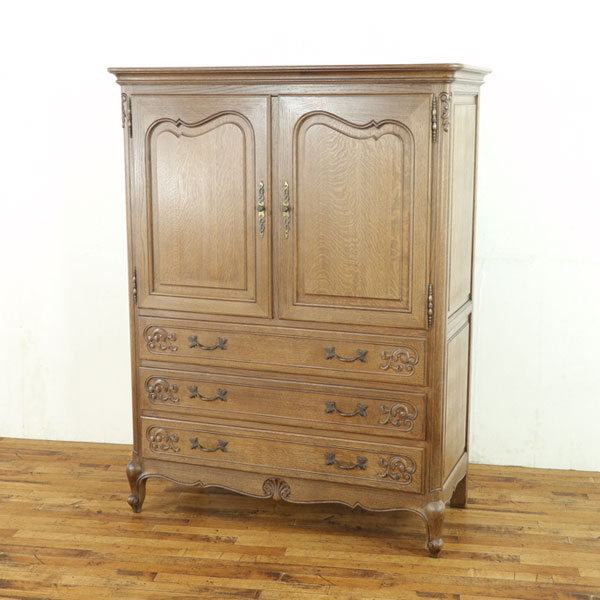 品番 64296nk 品名 キャビネット 原産国 フランス 材質 オーク材 年代 1930年頃 サイズ 横幅：120cm　奥行：53cm　高さ：155cm 商品について どっしりとした雰囲気のキャビネットです。 脚が短めであることでそう感じ...