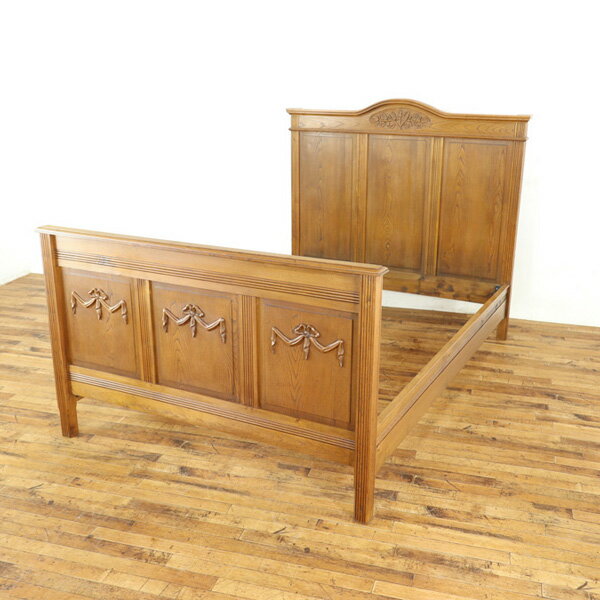 品番 70450 品名 ベッドフレーム 原産国 フランス 材質 オーク材 年代 1920年頃 サイズ 横幅：141.5cm　奥行：203cm　高さ：130.5cm 商品について やや明るめと言える色のベッドフレームです。 オーク材の力強い杢...