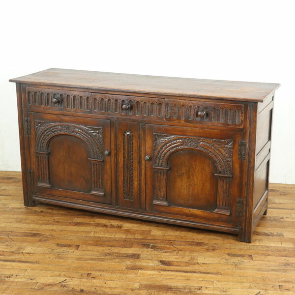 品番 59495 品名 サイドボード 原産国 イギリス 材質 オーク材 年代 1920年頃 サイズ 横幅：153cm　奥行：52cm　高さ：81cm 商品について 貫禄ある風情のサイドボードです。 サイズやデザインも特徴的で、あえてつけられ...