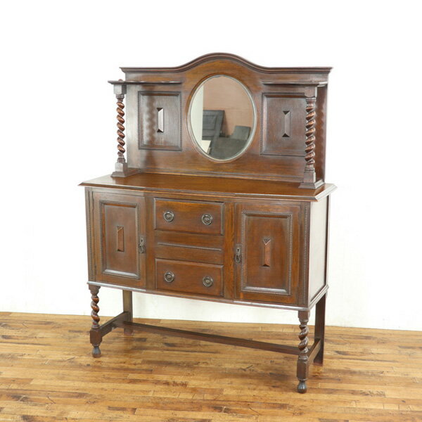 品番 59498 品名 ミラーバックサイドボード 原産国 イギリス 材質 オーク材 年代 1920年頃 サイズ 横幅：122.5cm　奥行：47cm　高さ：156.5cm(天板高93cm) 商品について 天板上の立ち上がり部分が大きめなタイ...