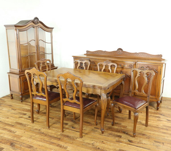 品番 65024 品名 ダイニング9点セット 原産国 フランス 材質 オーク材 年代 1930年頃 サイズ サイドボード 横幅：221cm　奥行：59cm　高さ：121cm(天板高100cm)キャビネット 横幅：126cm　奥行：46cm　...