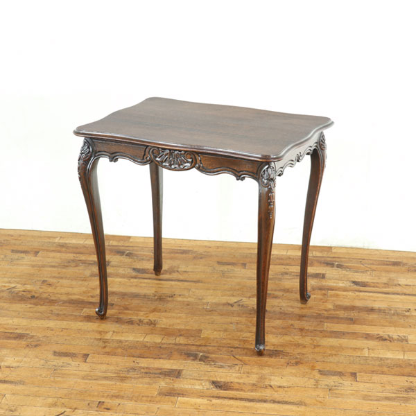 品番 65106 品名 サイドテーブル 原産国 フランス 材質 オーク材 年代 1920年頃 サイズ 横幅：80cm　奥行：60cm　高さ：75cm 商品について フランスアンティーク家具らしい猫脚スタイルのサイドテーブルです。 フランスら...