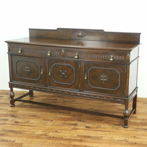 品番 80157 品名 サイドボード 原産国 イギリス 材質 オーク材 年代 1920年頃 サイズ 横幅：183cm　奥行：61cm　高さ：116cm(天板高100cm) 商品について 横長サイズであるだけでなく、やや深めのお色でどっしりと...