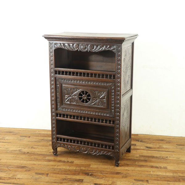 船の舵をモチーフとしたスピンドルの装飾。 ブルターニュらしいデザイン。 品番 70121 品名 キャビネット 国 フランス 材質 チェスナット材 年代 1900年頃 サイズ 横幅：84.5cm　奥行：46cm　高さ：127cm 商品について...