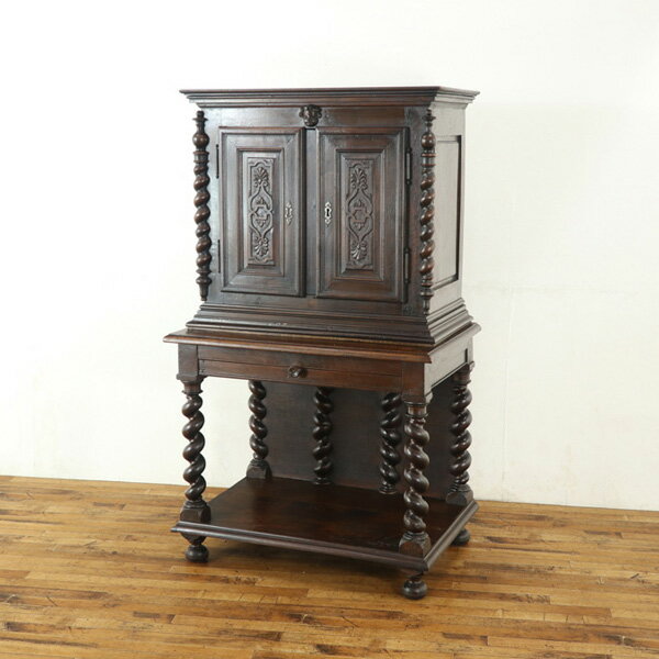 品番 70152 品名 キャビネット 原産国 フランス 材質 エルム材 年代 1900年頃 サイズ 横幅：91.5cm　奥行：60cm　高さ：156cm(中天板高78.5cm) 商品について ツイストが印象的なキャビネットです。 深めの色に...