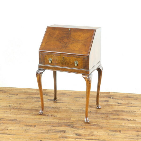 品番 80816 品名 ビューロー 原産国 イギリス 材質 ウォールナット材 年代 1930年頃 サイズ 幅：66cm　奥行：50cm(拡張時80cm)　高さ：102.5cm(デスク高74cm) 商品について 小ぶりでなかなか見つからないサ...