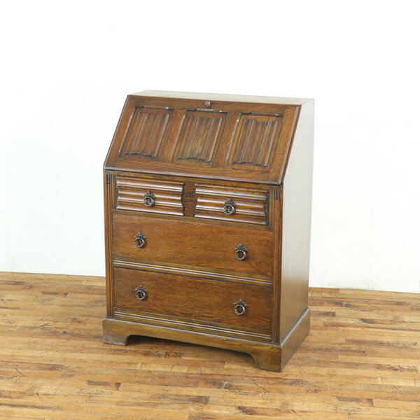 品番 80827 品名 ライティングビューロー 原産国 イギリス 材質 オーク材 年代 1940年頃 サイズ 幅：77cm　奥行：43.5cm(拡張時76cm)　高さ：100.5cm(デスク高71cm) 商品について 扉のリネンフォールドの...