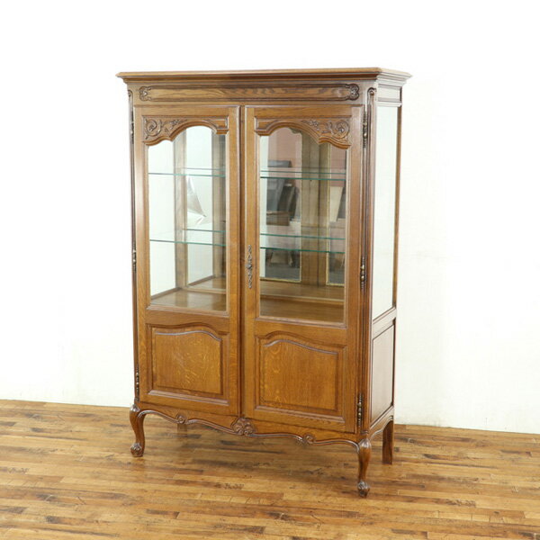 品番 65085 品名 ショーケース 原産国 フランス 材質 オーク材 年代 1930年頃 サイズ 横幅：115cm　奥行：46cm　高さ：167cm 商品について 猫脚スタイルのショーケース(キュリオケースとも)です。 当店では側面や棚板...