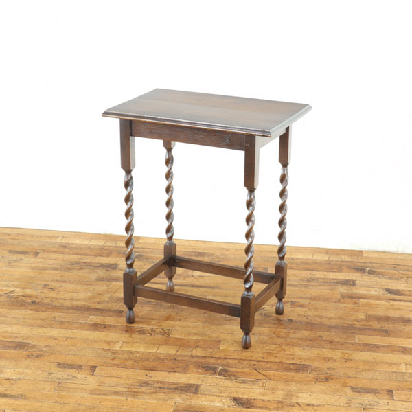 品番 80415 品名 オケージョナルテーブル 原産国 イギリス 材質 オーク材 年代 1920年頃 サイズ 横幅：58.5cm　奥行：38.5cm　高さ：76cm 商品について イギリスアンティーク家具のサイドテーブルとしては定番中の定番...