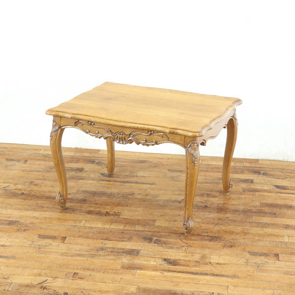 品番 65379 品名 コーヒーテーブル 原産国 フランス 材質 オーク材 年代 1930年頃 サイズ 幅：77.5cm　奥行：61cm　高さ：50cm 商品について 特徴的な天板サイズが印象的なコーヒーテーブルです。 猫脚に明るめのお色で...