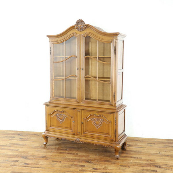 品番 65382 品名 キャビネット 原産国 フランス 材質 オーク材 年代 1930年頃 サイズ 幅：130cm　奥行：47cm　高さ：197cm(中段天板高71cm) 商品について 猫脚スタイルのキャビネットです。 屋根部分の形もかわい...