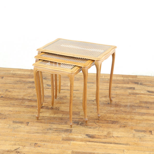 品番 65434 品名 ネストテーブル 原産国 フランス 材質 オーク材 年代 1920年頃 サイズ 大 横幅：55cm　奥行：39cm　高さ：50.5cm中 横幅：45cm　奥行：34cm　高さ：48cm小 横幅：35cm　奥行：29.5...