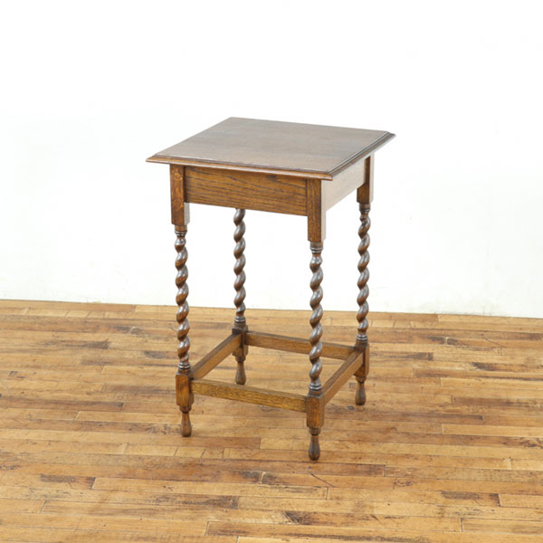 品番 80102 品名 オケージョナルテーブル 原産国 イギリス 材質 オーク材 年代 1920年頃 サイズ 横幅：46cm　奥行：45.5cm　高さ：72cm 商品について 四角形タイプのオケージョナルテーブルです。 天板フチは直線タイプ...