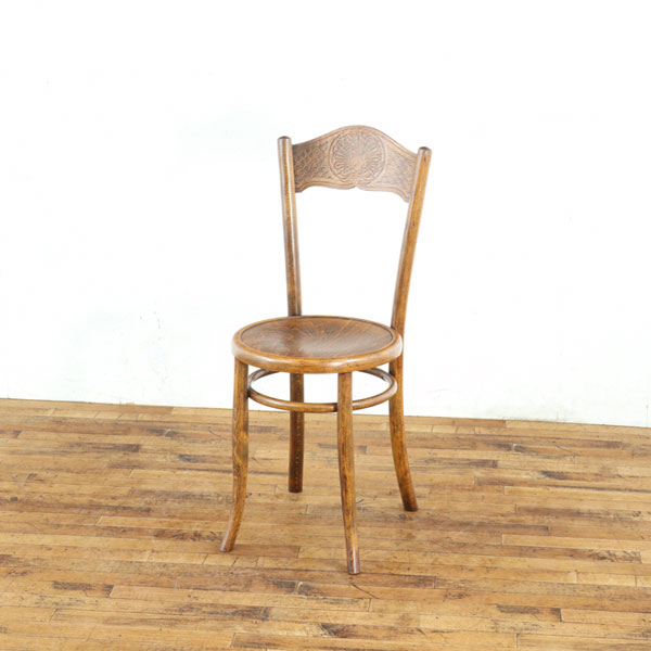 品番 80512 品名 ベントウッドチェア 原産国 イギリス 材質 ビーチ材 年代 1940年頃 サイズ 幅：37.5cm　奥行：42cm　高さ：90cm(座面高46.5cm) 商品について 明るめと言える色のベントウッドチェア(曲げ木椅子...