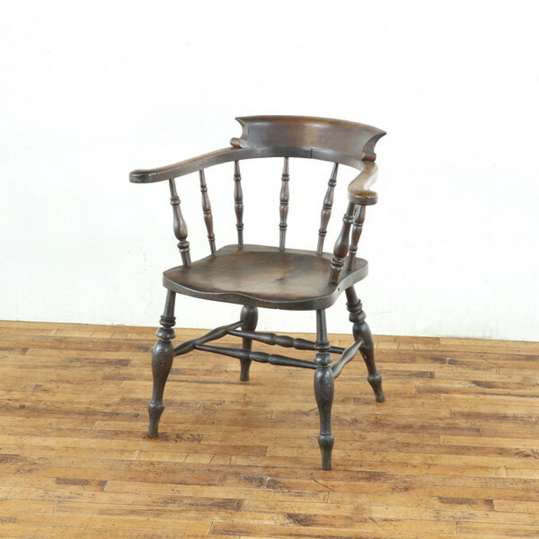 品番 80558 品名 スモーカーズボウ 原産国 イギリス 材質 エルム材 年代 1930年頃 サイズ 幅：66cm　奥行：57cm　高さ：79cm(座面高43cm) 商品について 落ち着いた雰囲気のスモーカーズボウです。 キャプテンチェア...