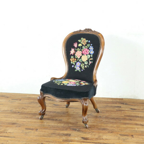 品番 80566 品名 プチポワン ナーシングチェア 原産国 イギリス 材質 マホガニー材 年代 1910年頃 サイズ 幅：58cm　奥行：75cm　高さ：93cm(座面高40cm) 商品について プチポワンの張地も印象的なナーシングチェア...