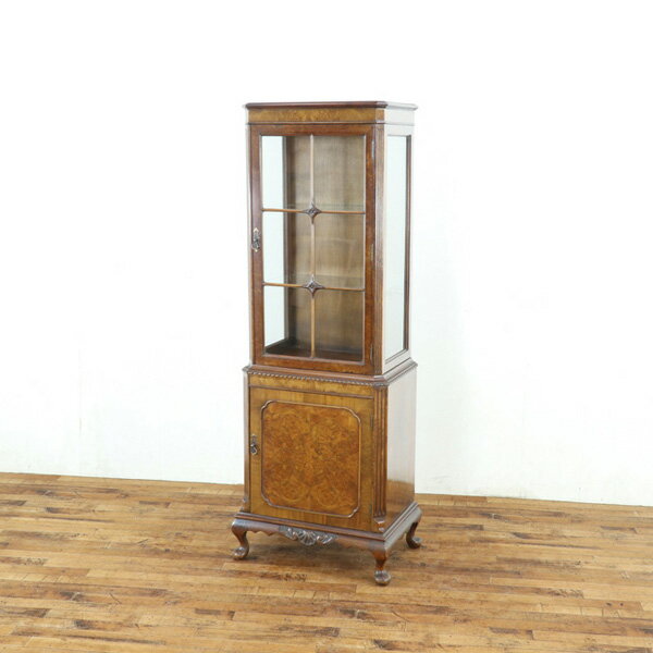 品番 80582 品名 ショーケース 原産国 イギリス 材質 ウォールナット材 年代 1940年頃 サイズ 幅：59cm　奥行：40cm　高さ：159.5cm 商品について 細身ながらも奥行きのあるサイズも印象的なショーケースです。 現品を...