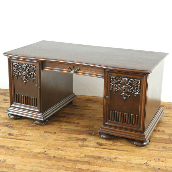 品番 70175 品名 デスク 原産国 フランス 材質 オーク材 年代 1910年頃 サイズ 横幅：162cm　奥行：86cm　高さ：77.5cm 商品について ダークカラーのデスクです。 アンティークと呼べる年代の大型デスクは、数年ぶりの...