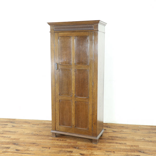 品番 80652 品名 ワードローブ 原産国 イギリス 材質 オーク材 年代 1930年頃 サイズ 幅：84cm　奥行：41.5cm　高さ：183cm 商品について ワードローブの中ではやや明るめといえるお色と薄型といえる奥行きも特徴的なお...