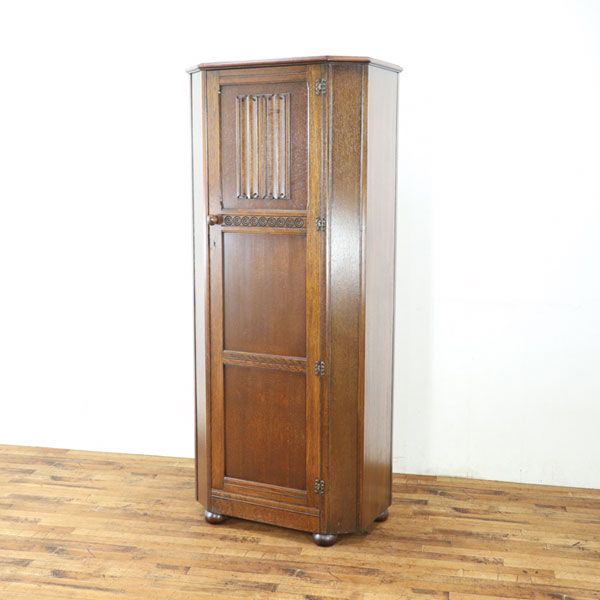 品番 80656 品名 ワードローブ 原産国 イギリス 材質 オーク材 年代 1940年頃 サイズ 幅：80cm　奥行：44cm　高さ：183cm 商品について イギリスらしいほどよい装飾性も魅力のワードローブです。 横幅控えめで細身とも言...
