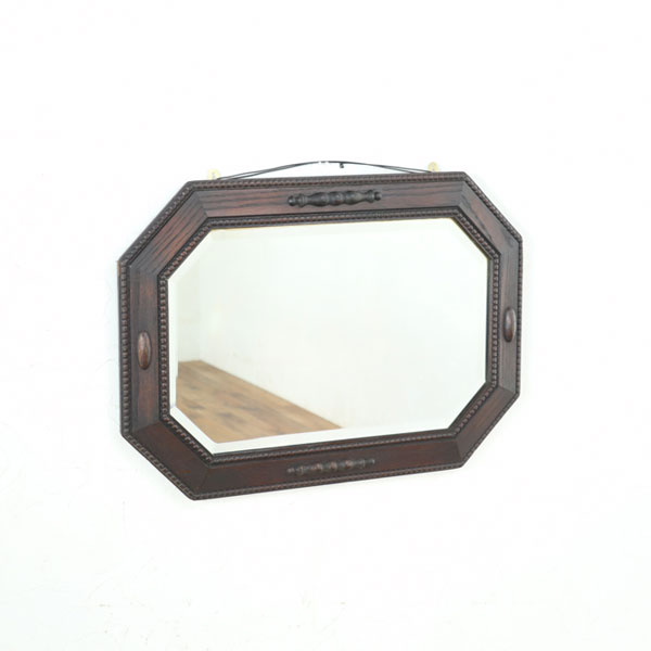 品番 80679 品名 ウォールミラー 原産国 イギリス 材質 オーク材 年代 1920年頃 サイズ 幅：65cm　奥行：4cm　高さ：47.5cm重さ 約4.7kg 商品について イギリスアンティーク家具の壁掛けミラーとしてはやや小ぶりと...