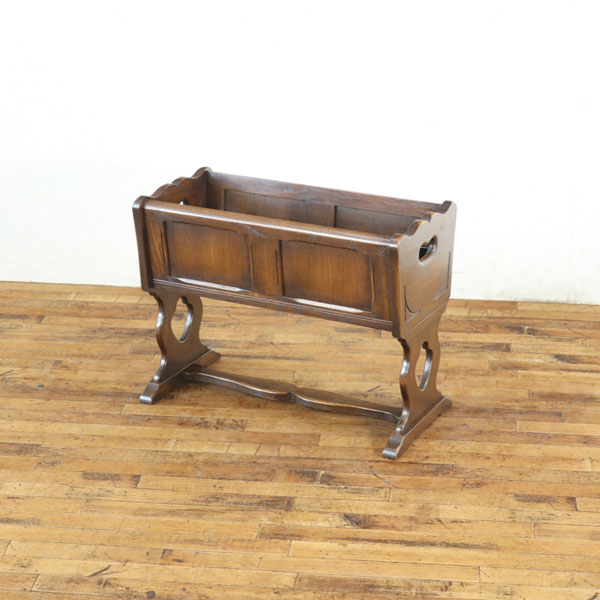 品番 80691 品名 プランツスタンド 原産国 イギリス 材質 オーク材 年代 1940年頃 サイズ 幅：66.5cm　奥行：33cm　高さ：51cm 商品について ゆりかごを思わせるような珍しい形状のプランツスタンドです。 中に金属のト...