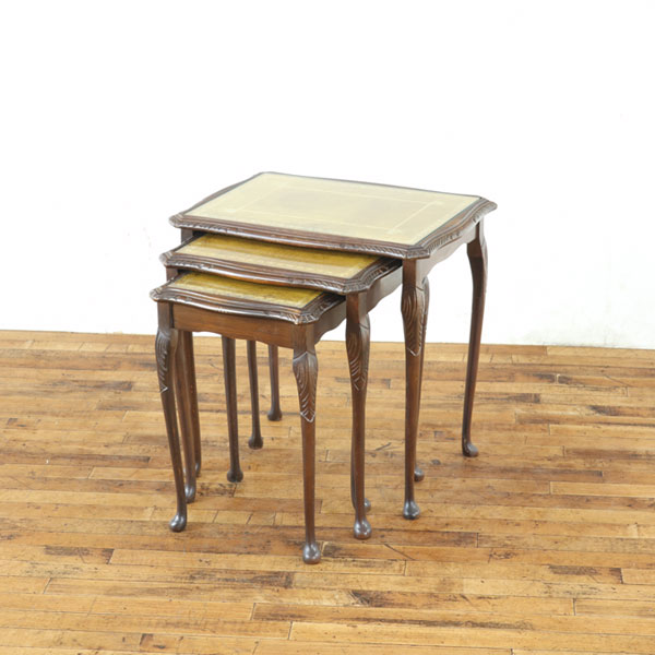 品番 80692 品名 ネストテーブル 原産国 イギリス 材質 ビーチ材 年代 1940年頃 サイズ 大 横幅：55.5cm　奥行：42cm　高さ：55.5cm中 横幅：43cm　奥行：36cm　高さ：52cm小 横幅：33cm　奥行：29...