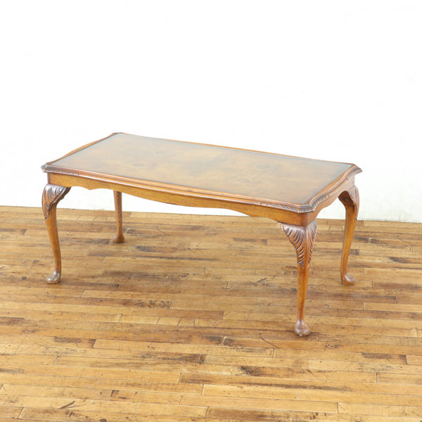 品番 80721 品名 コーヒーテーブル 原産国 イギリス 材質 ビーチ材 年代 1940年頃 サイズ 幅：97cm　奥行：50.5cm　高さ：42cm 商品について ウォールナット材の杢目を活かした天板のデザインも魅力のコーヒーテーブルで...