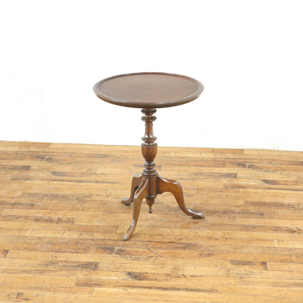 品番 80747b 品名 ワインテーブル 原産国 イギリス 材質 マホガニー材 年代 1940年頃 サイズ 幅：41cm　奥行：41cm　高さ：54cm 商品について ウッドトップタイプのワインテーブルです。 ワインテーブルは、小ぶりなサイ...